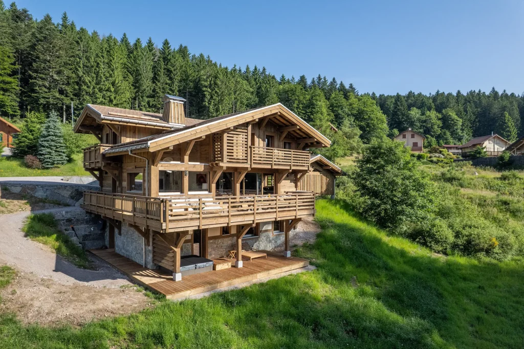 Forest Lodge : reportage photo d’un chalet de luxe dans les Vosges